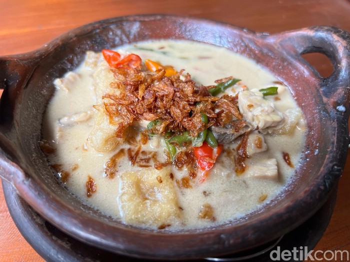 Ada Garang Asem hingga Nasi Bakar Cakalang di Resto ala Jawa Ini!