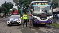 Viral Bus Ugal-ugalan di Lamongan, Polisi Tilang Sopir hingga Sita Bus