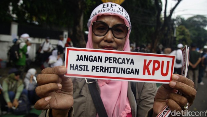 Aksi Bakar Ban Warnai Unjuk Rasa Tuntut KPU Jujur dan Adil Aksi Bakar Ban Warnai Unjuk Rasa Tuntut KPU Jujur dan Adil