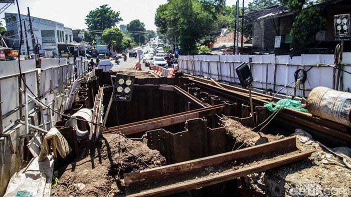 Ada Proyek Polder, Lalin Pasar Rebo Arah Tanjung Barat Padat