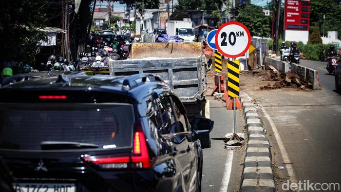 Ada Proyek Polder, Lalin Pasar Rebo Arah Tanjung Barat Padat