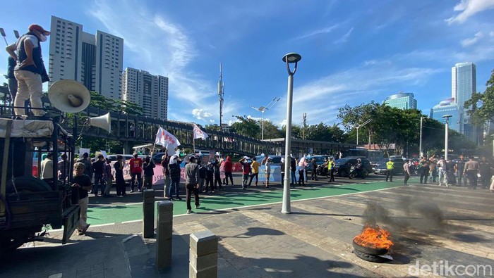 Massa Demo Depan Gedung Polda Metro, Lalin Jalan Sudirman Macet Massa Demo Depan Gedung Polda Metro, Lalin Jalan Sudirman Macet