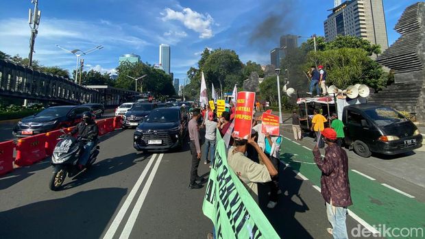 Massa Demo Depan Gedung Polda Metro, Lalin Jalan Sudirman Macet Massa Demo Depan Gedung Polda Metro, Lalin Jalan Sudirman Macet