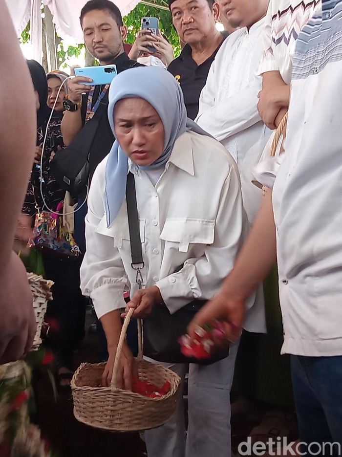 Donny Kesuma Dimakamkan, Tangis Eks Istri hingga 3 Anak Turun ke Liang ...