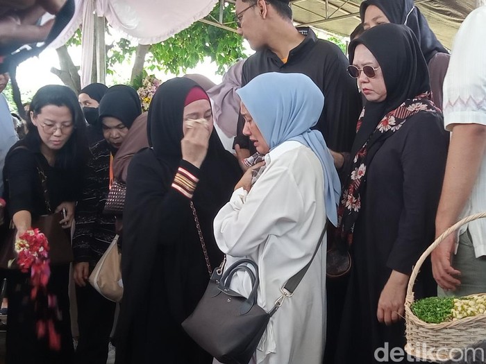Donny Kesuma Dimakamkan, Tangis Eks Istri hingga 3 Anak Turun ke Liang ...