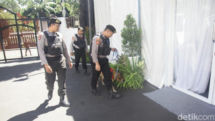 Potret Pengamanan Gedung KPU Jelang Pengumuman Hasil Pemilu 2024