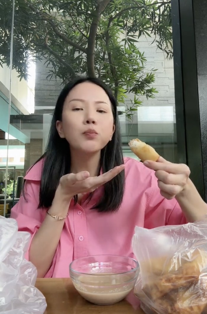 Agnes Jennifer Ikut 'Takjil War', Pamerkan Hasil Makanan yang Dibeli