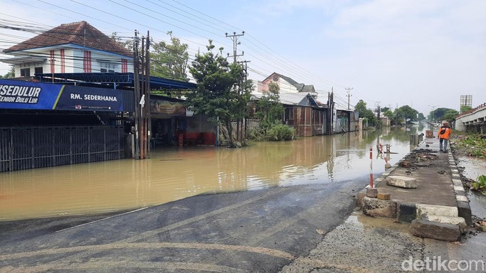 Banjir Karanganyar Demak Berangsur Surut Warga Cek Kondisi Rumah