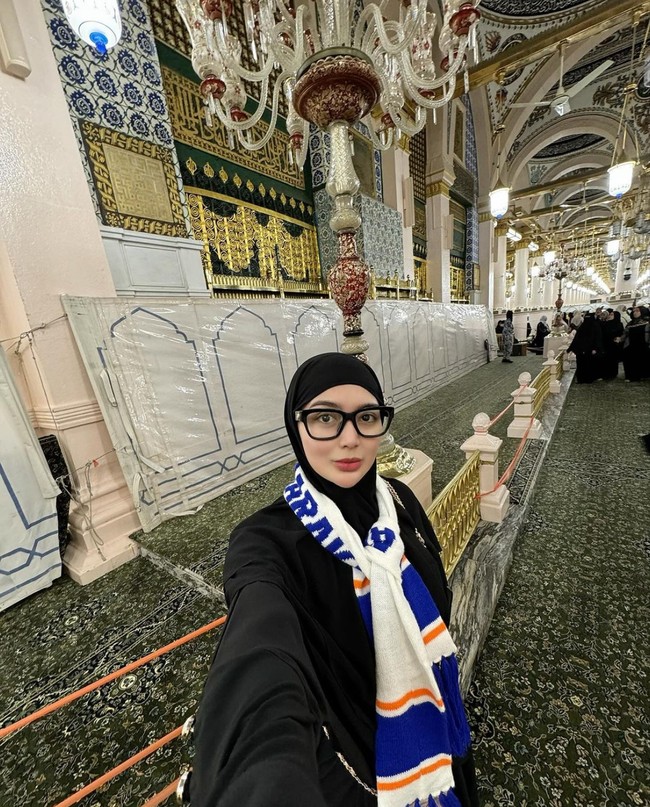 8 Foto Gaya Wika Salim Berhijab Saat Umrah yang Bikin Pangling