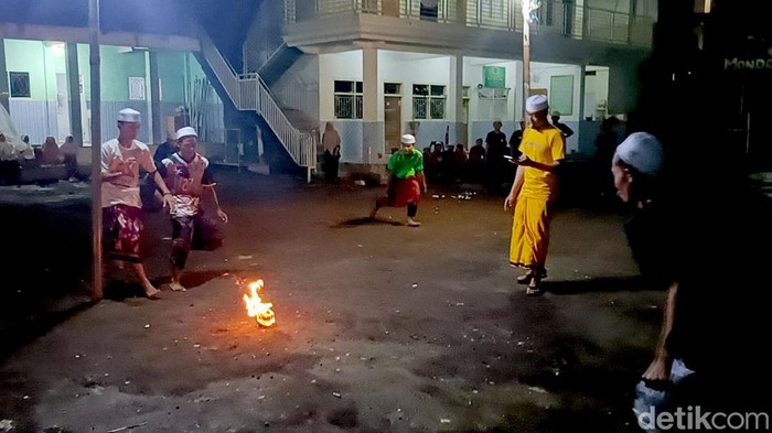 Keseruan Santri Bermain Sepak Bola Api Saat Ramadan