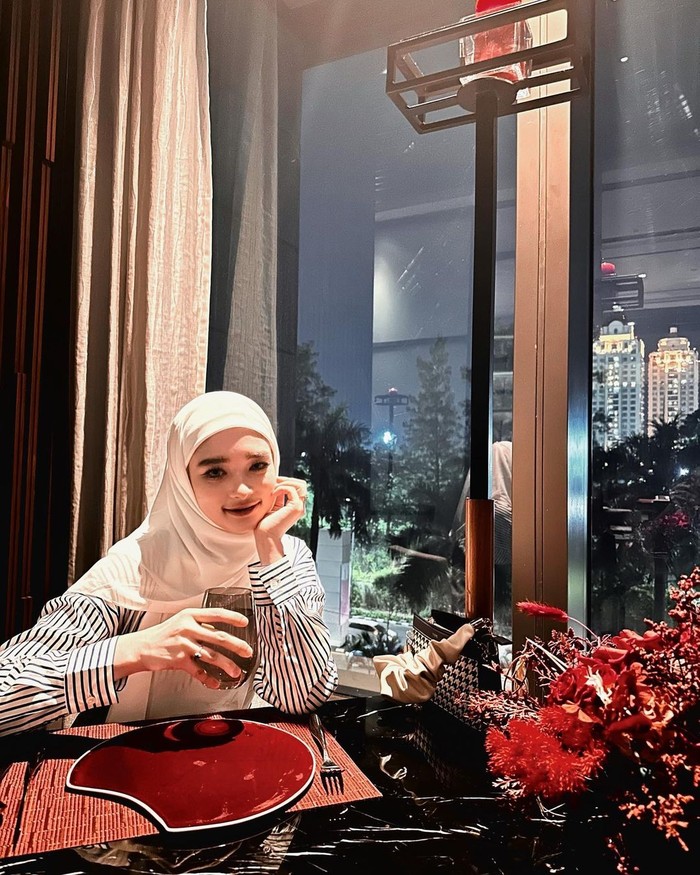 Cantiknya Inara Rusli saat Ngeteh dan Menikmati Dessert