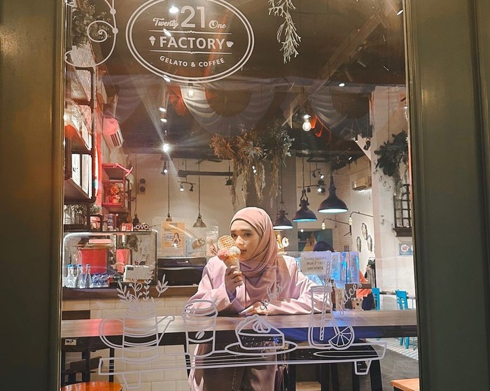 Cantiknya Inara Rusli saat Ngeteh dan Menikmati Dessert