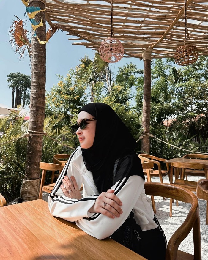 Cantiknya Inara Rusli saat Ngeteh dan Menikmati Dessert