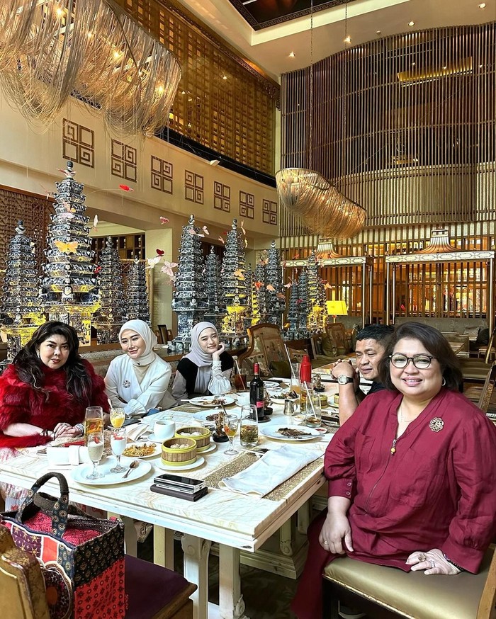 Cantiknya Inara Rusli saat Ngeteh dan Menikmati Dessert