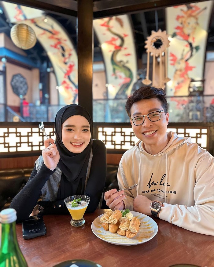 Cantiknya Inara Rusli saat Ngeteh dan Menikmati Dessert