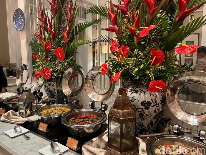 Sedap! Bubur Ase khas Betawi hingga Gohyong Viral di Resto Hotel Ini