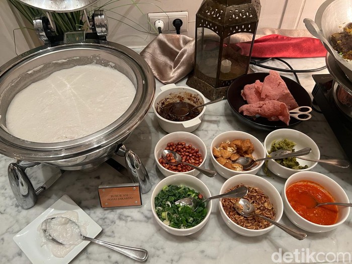Sedap! Bubur Ase khas Betawi hingga Gohyong Viral di Resto Hotel Ini