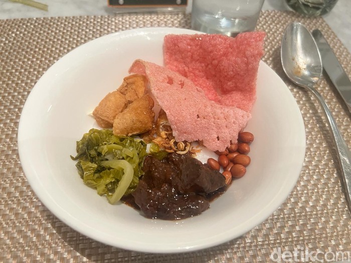 Sedap! Bubur Ase khas Betawi hingga Gohyong Viral di Resto Hotel Ini