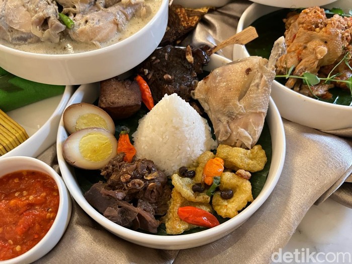 Sedap! Bubur Ase khas Betawi hingga Gohyong Viral di Resto Hotel Ini