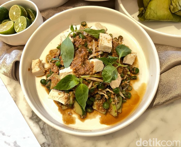 Sedap! Bubur Ase khas Betawi hingga Gohyong Viral di Resto Hotel Ini