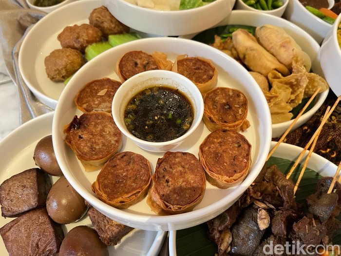 Sedap! Bubur Ase khas Betawi hingga Gohyong Viral di Resto Hotel Ini