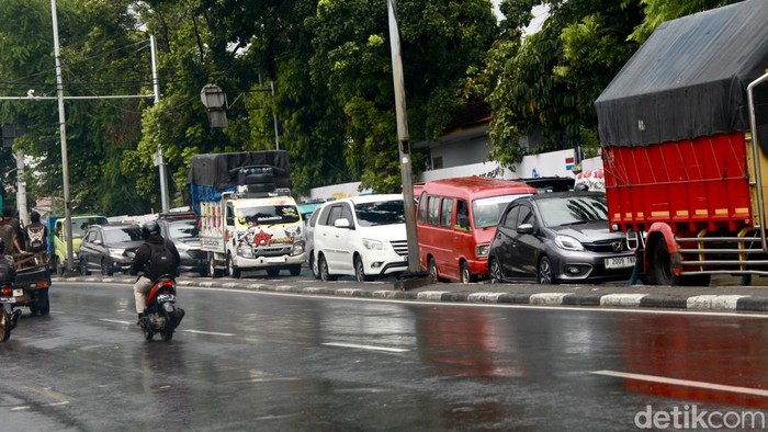 Banjir Surut, Lalin Pertigaan Hek Kramat Jati Masih Macet