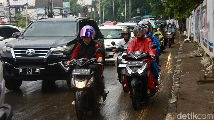 Banjir Surut, Lalin Pertigaan Hek Kramat Jati Masih Macet