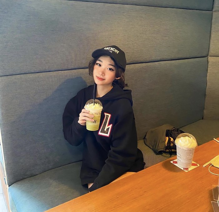 Gaya Livy Renata Saat Makan di Kaki Lima hingga Soba di Jepang