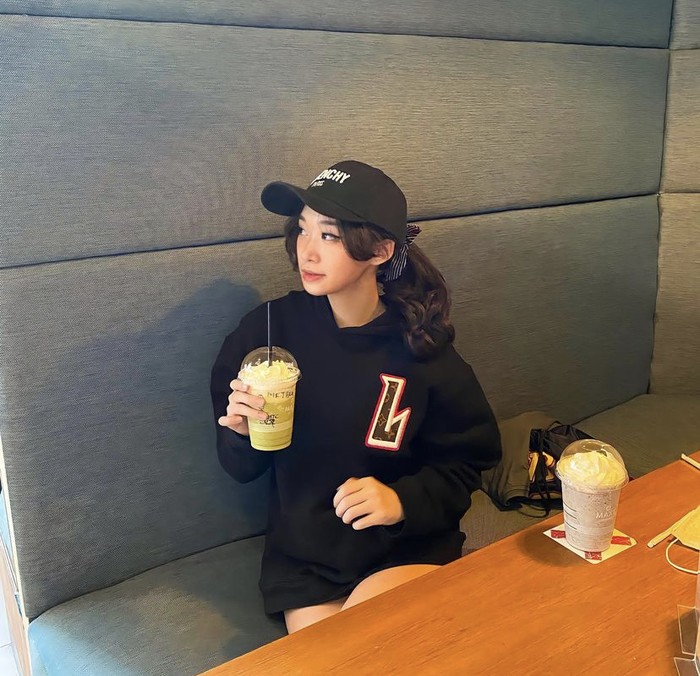 Gaya Livy Renata Saat Makan di Kaki Lima hingga Soba di Jepang