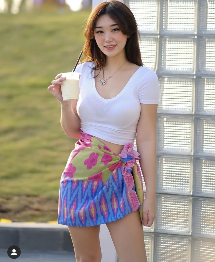 Gaya Livy Renata Saat Makan di Kaki Lima hingga Soba di Jepang