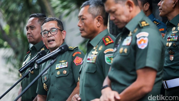 Mabes TNI Jelaskan Kasus Oknum Prajurit Aniaya KKB di Papua Mabes TNI Jelaskan Kasus Oknum Prajurit Aniaya KKB di Papua