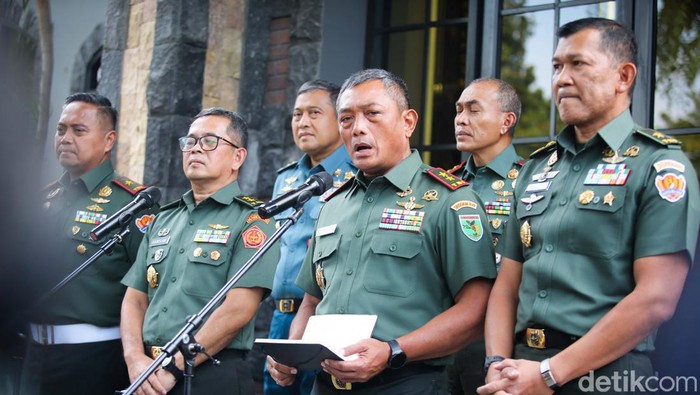 Mabes TNI Jelaskan Kasus Oknum Prajurit Aniaya KKB di Papua Mabes TNI Jelaskan Kasus Oknum Prajurit Aniaya KKB di Papua