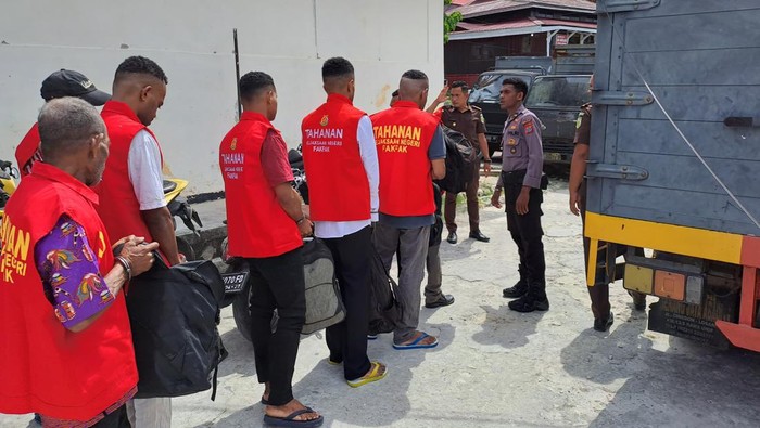 7 Pembunuh Kepala Distrik Kramongmongga Fakfak Didakwa Pembunuhan Berencana 7 Pembunuh Kepala Distrik Kramongmongga Fakfak Didakwa Pembunuhan Berencana