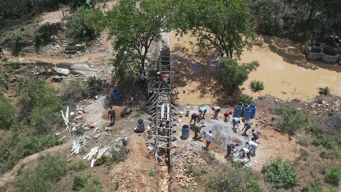 Warga Kenya Bangun Bendungan Pasir untuk Selamat dari Kekeringan Warga Kenya Bangun Bendungan Pasir untuk Selamat dari Kekeringan