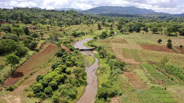 Warga Kenya Bangun Bendungan Pasir untuk Selamat dari Kekeringan Warga Kenya Bangun Bendungan Pasir untuk Selamat dari Kekeringan