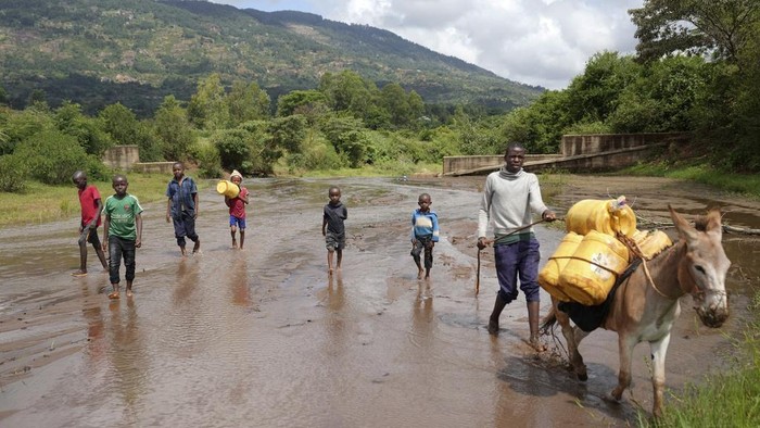 Warga Kenya Bangun Bendungan Pasir untuk Selamat dari Kekeringan Warga Kenya Bangun Bendungan Pasir untuk Selamat dari Kekeringan