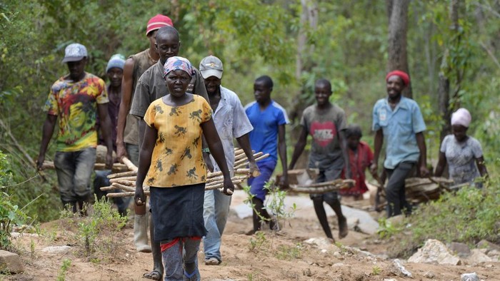 Warga Kenya Bangun Bendungan Pasir untuk Selamat dari Kekeringan Warga Kenya Bangun Bendungan Pasir untuk Selamat dari Kekeringan