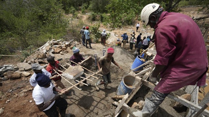Warga Kenya Bangun Bendungan Pasir untuk Selamat dari Kekeringan Warga Kenya Bangun Bendungan Pasir untuk Selamat dari Kekeringan