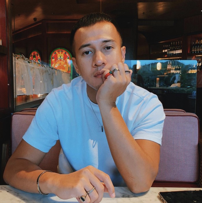 Gaya Keren Herjunot Ali Makan Pasta hingga Ngopi di Italia