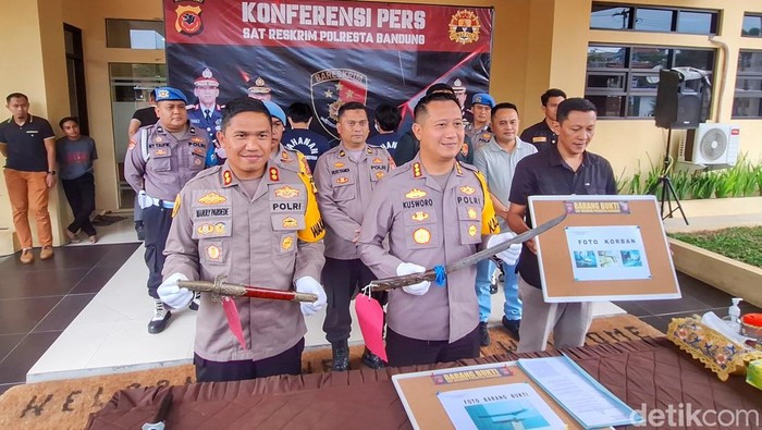 Terungkap! Mayat di Jalan Soreang Korban Pembunuhan Sekelompok Remaja Terungkap! Mayat di Jalan Soreang Korban Pembunuhan Sekelompok Remaja