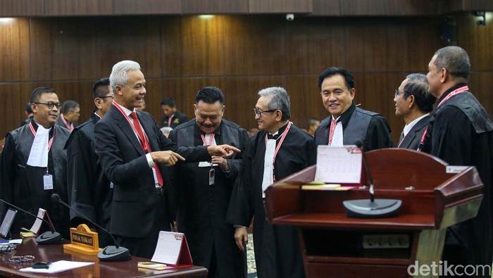Momen Keakraban Ganjar-Mahfud dengan Tim Kuasa Hukum Prabowo-Gibran Momen Keakraban Ganjar-Mahfud dengan Tim Kuasa Hukum Prabowo-Gibran
