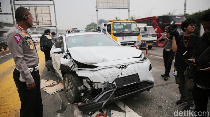 Penampakan 7 Mobil Terlibat Kecelakaan Beruntun di GT Halim Utama