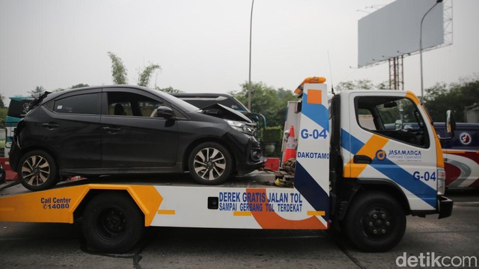 Penampakan 7 Mobil Terlibat Kecelakaan Beruntun di GT Halim Utama