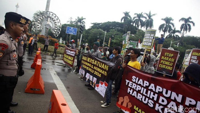 Tolak Narasi Pemilu Curang, Kelompok Ini Beraksi di Patung Kuda Tolak Narasi Pemilu Curang, Kelompok Ini Beraksi di Patung Kuda