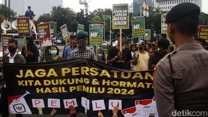Tolak Narasi Pemilu Curang, Kelompok Ini Beraksi di Patung Kuda Tolak Narasi Pemilu Curang, Kelompok Ini Beraksi di Patung Kuda
