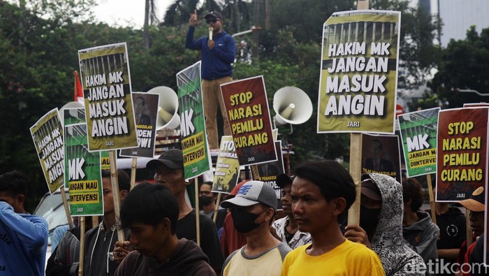 Tolak Narasi Pemilu Curang, Kelompok Ini Beraksi di Patung Kuda Tolak Narasi Pemilu Curang, Kelompok Ini Beraksi di Patung Kuda