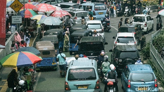Potret Sabtu Siang, Macet Parah di Pasar Tanah Abang