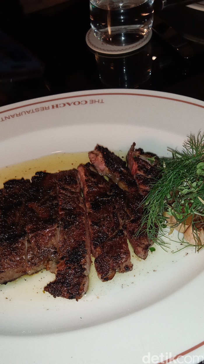 Begini Sensasi Makan di The Coach Restaurant Pertama di Dunia!