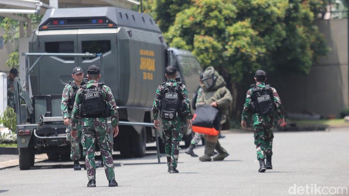 Tim Jihandak Temukan 5 Granat yang Terpental ke Permukiman Warga