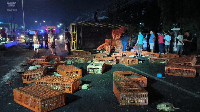 Bus Mira Tabrak Pikap dan Truk di Jombang gegara Rem Blong Tewaskan 2 Orang Bus Mira Tabrak Pikap dan Truk di Jombang gegara Rem Blong Tewaskan 2 Orang